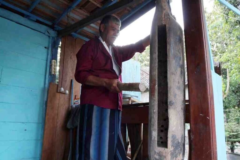 14 Kinds of Traditional Communication Tools - Sinaumedia